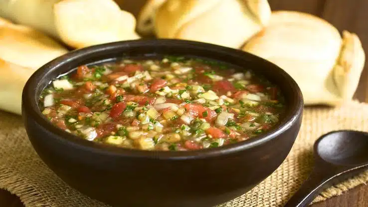 Salsa Pebre chilena para acompañar tus carnes y asados